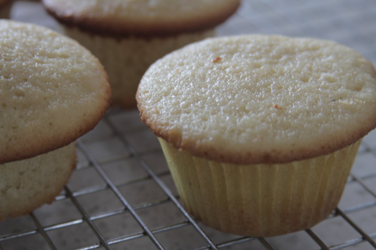 Perfect One Bowl Vanilla Cupcakes with Vanilla Buttercream Frosting ...